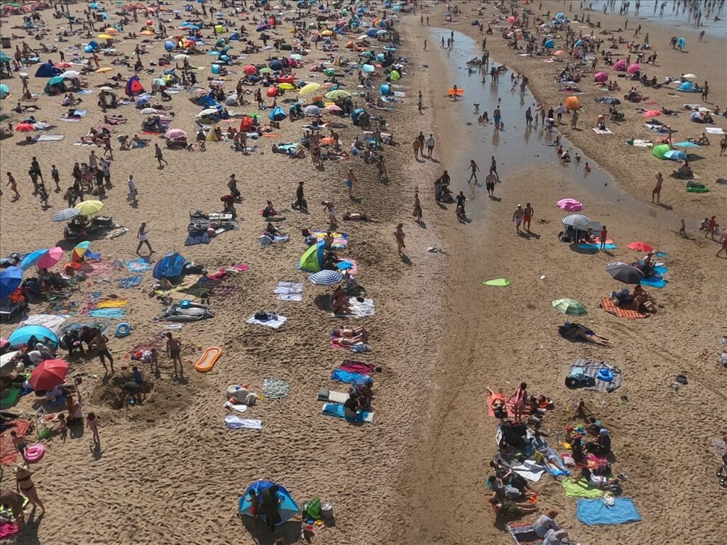 Fotoserie: Overvolle, hete en vieze stranden - indebuurt Den Haag