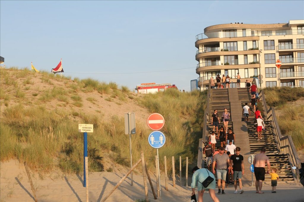 Fotoserie: Overvolle, hete en vieze stranden - indebuurt Den Haag