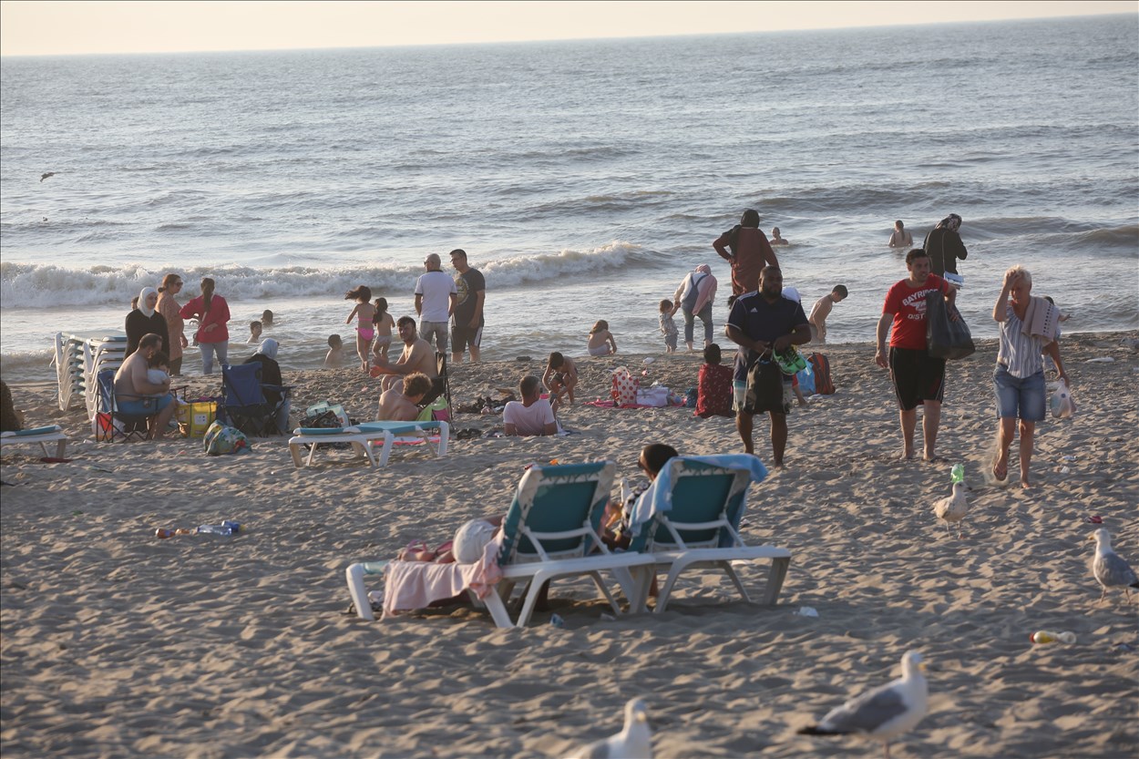 Fotoserie: Overvolle, hete en vieze stranden - indebuurt Den Haag