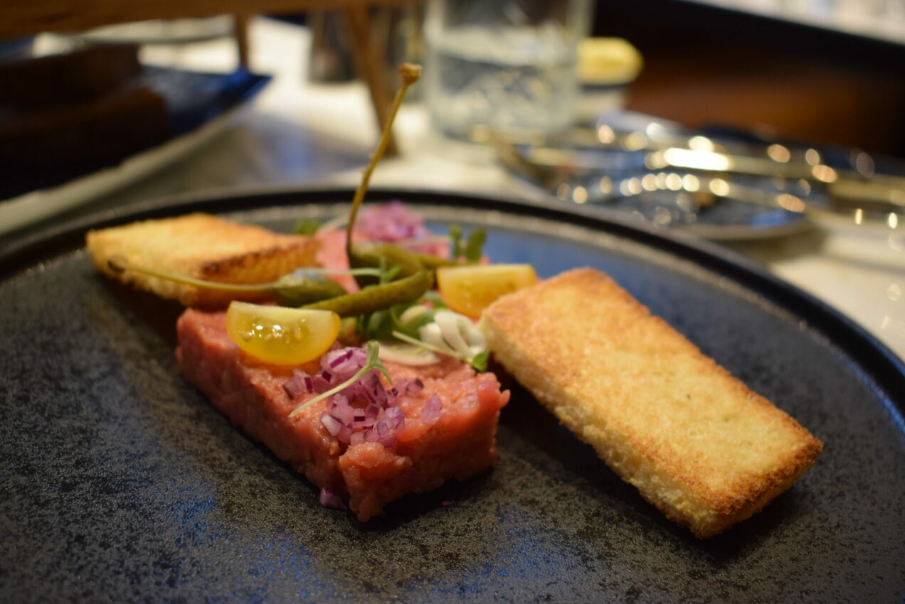 Mooi opgemaakte borden en een toetje met een twist: wij gingen uiteten ...