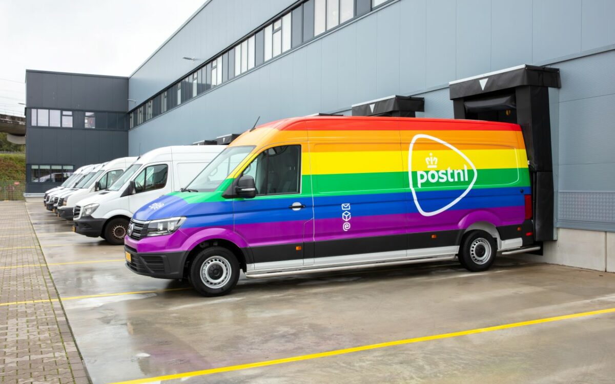 Heb je 'm al gezien? PostNL rijdt met regenboogbussen door Den Haag ...