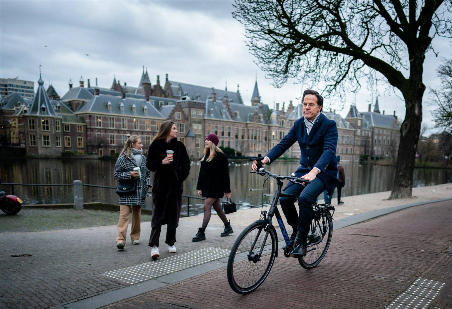 Het Kabinet is gevallen, maar Mark is nog wel aan het werk: dit gebeurt er nu in politiek Den ...