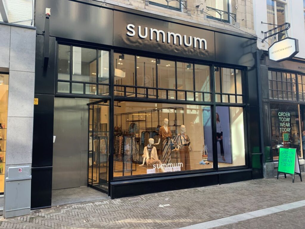 Dit Nederlandse kledingmerk heeft een nieuwe winkel aan de Hoogstaat ...
