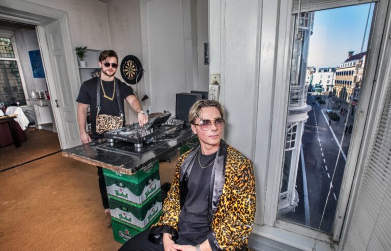 Video: Hier woonde Barry Hay en er is niks veranderd - indebuurt Den Haag