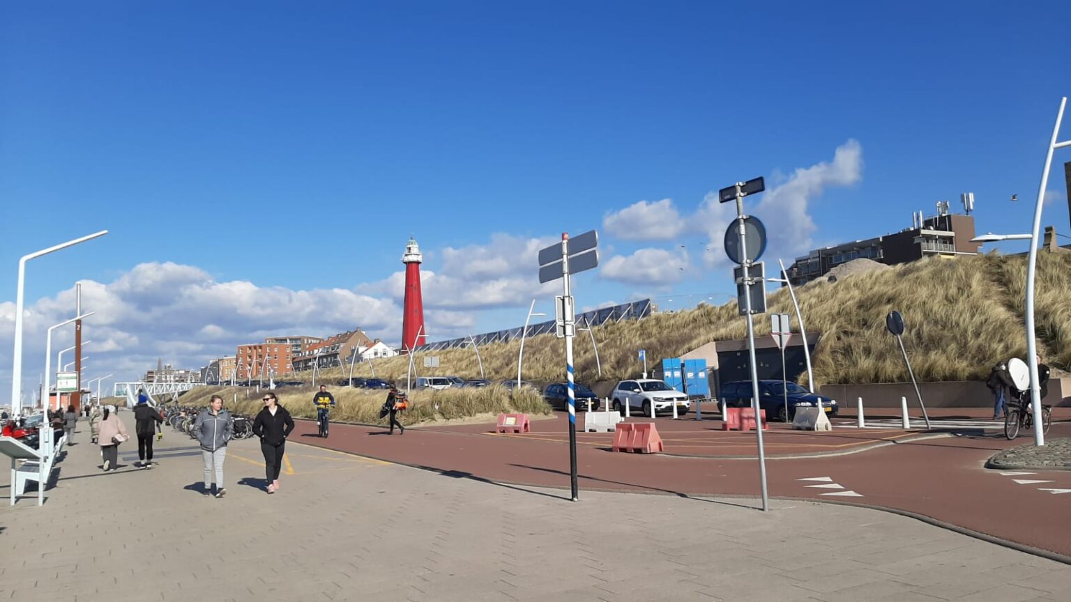De Strandweg op Scheveningen wordt afgesloten met een slagboom ...