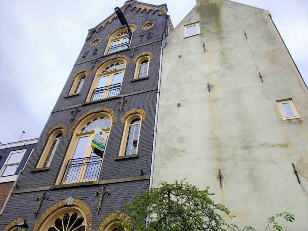 Funda-parel: dit pakhuis in de achtertuin van Paleis Noordeinde staat ...