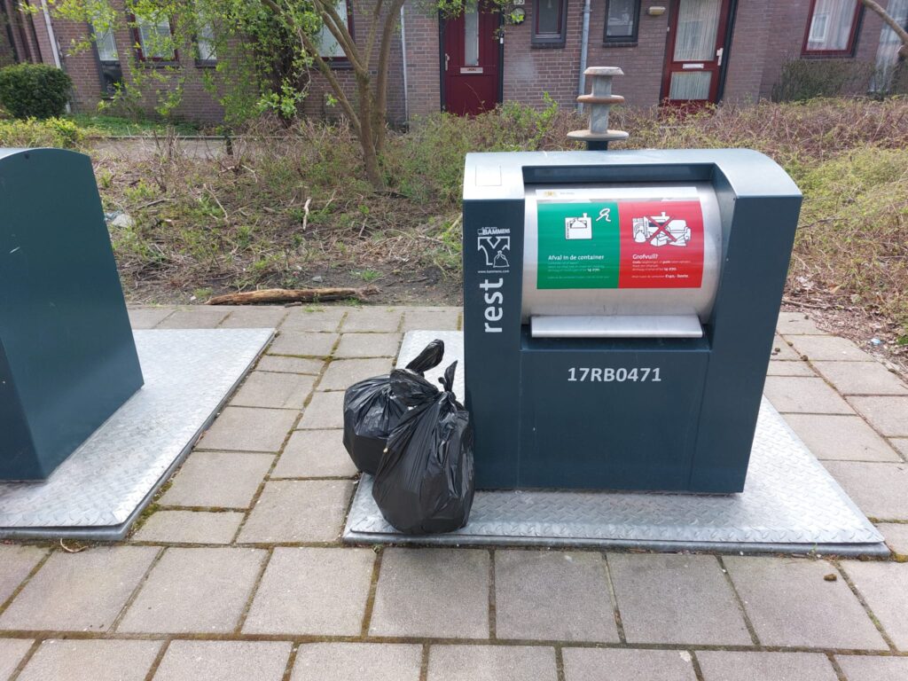 Hierom worden ondergrondse afvalcontainers nu niet zo vaak geleegd - indebuurt Den Haag