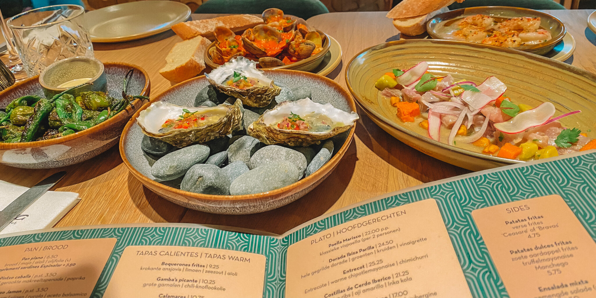 Oesters met tijgermelk en pikante gamba's: wij eten bij tapas club Moya ...