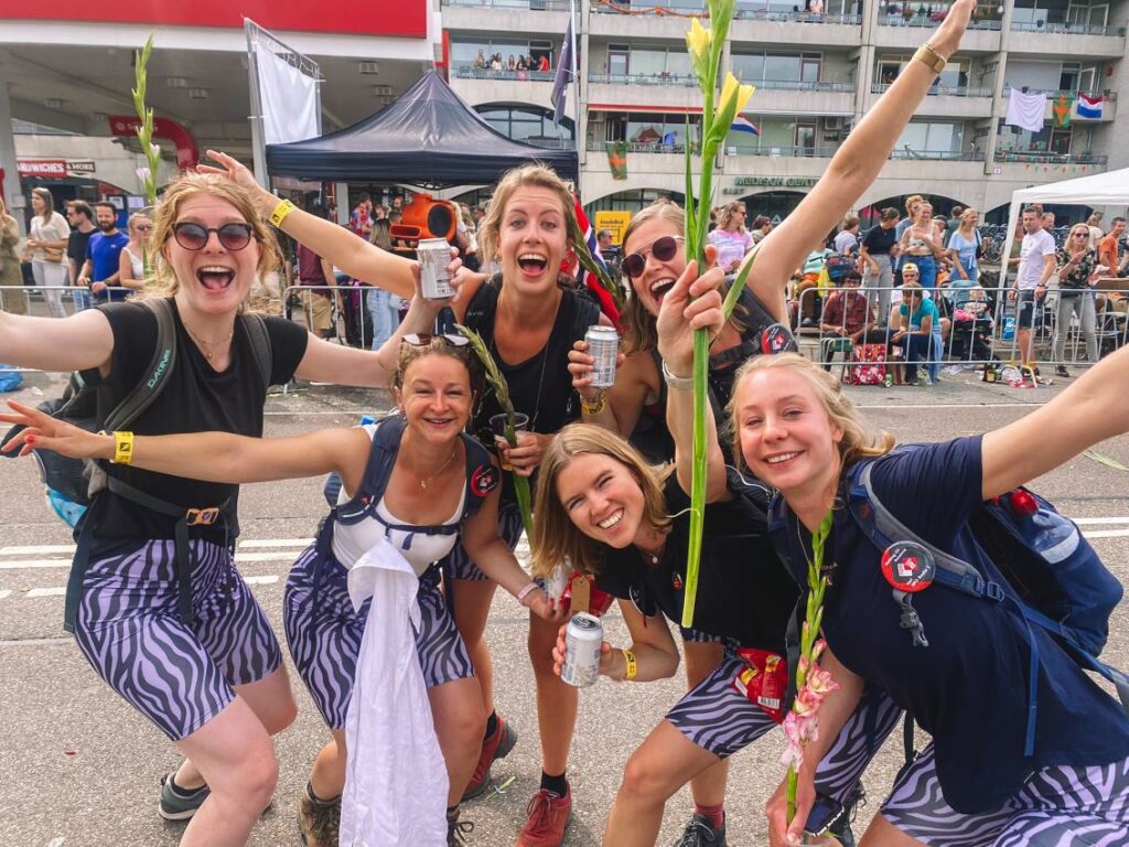 Iris liep met vijf vriendinnen de Vierdaagse: 'We vielen wel op in onze zebrabroekjes ...