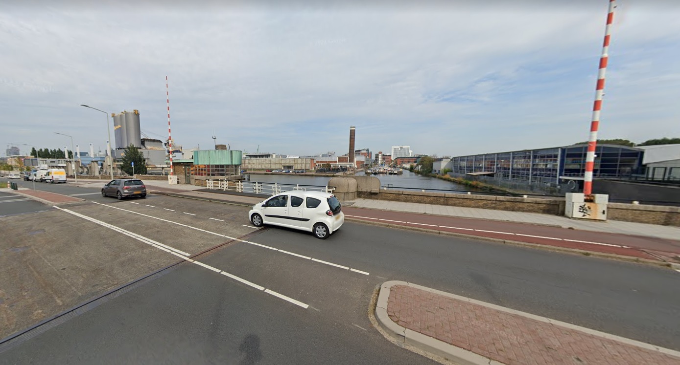 Let op: deze brug wordt eindelijk opgeknapt en is daarom een maand ...