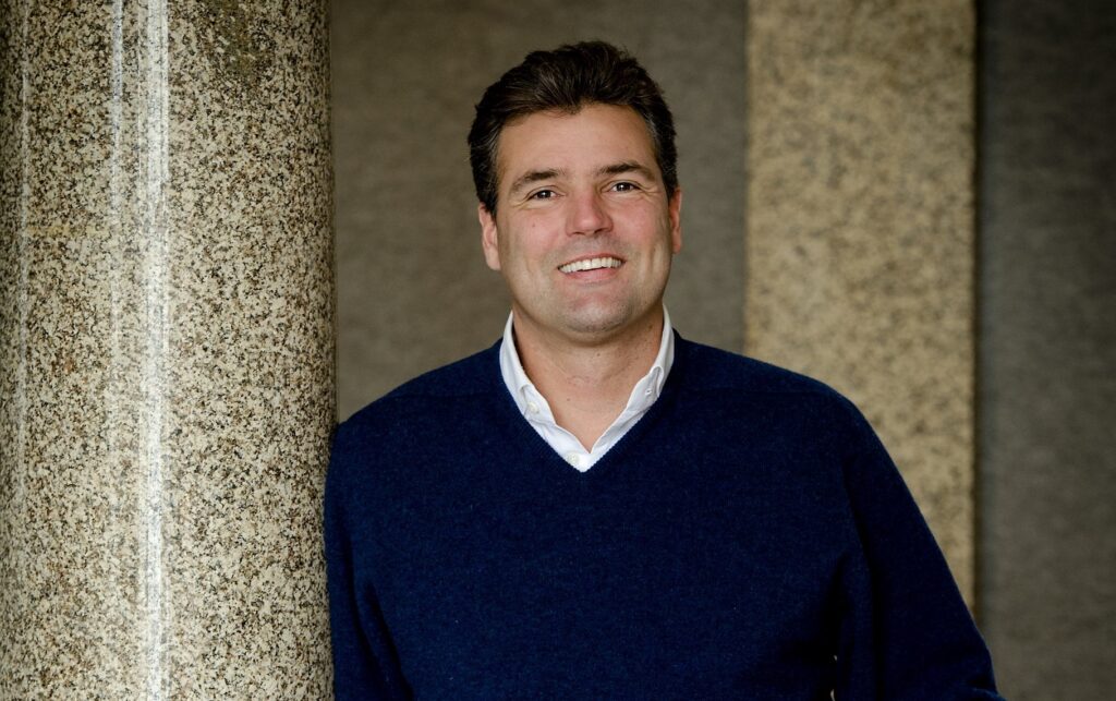 Van Arnie naar multimiljonair: Haagse Reinout Oerlemans geeft na acht ...