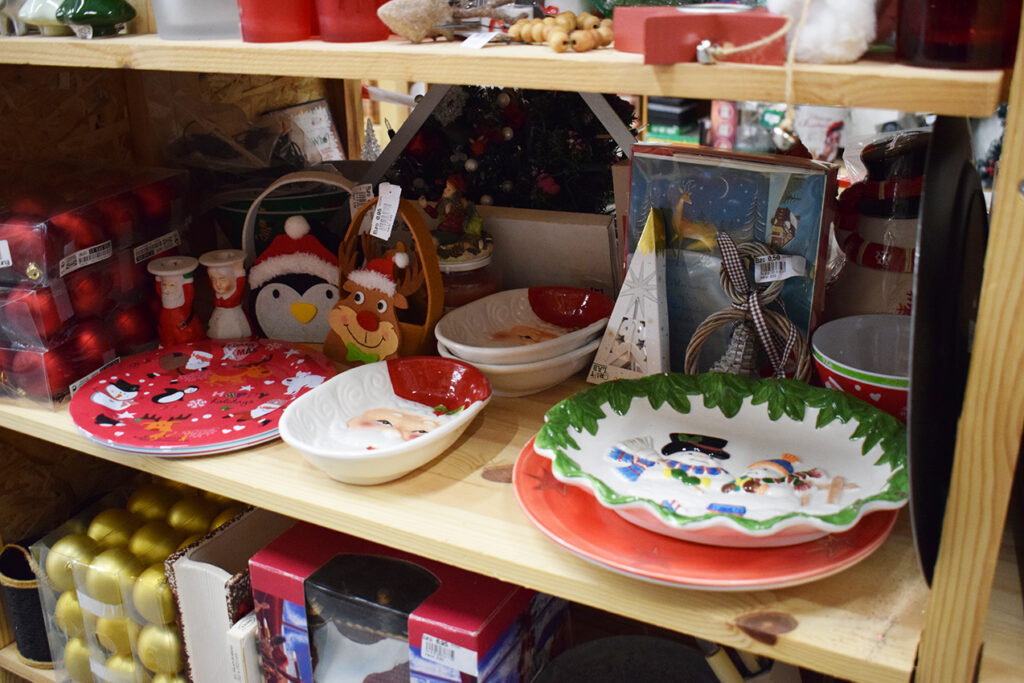 Video: Ook bij de kringloop vind je volop (goedkope) kerstversiering ...