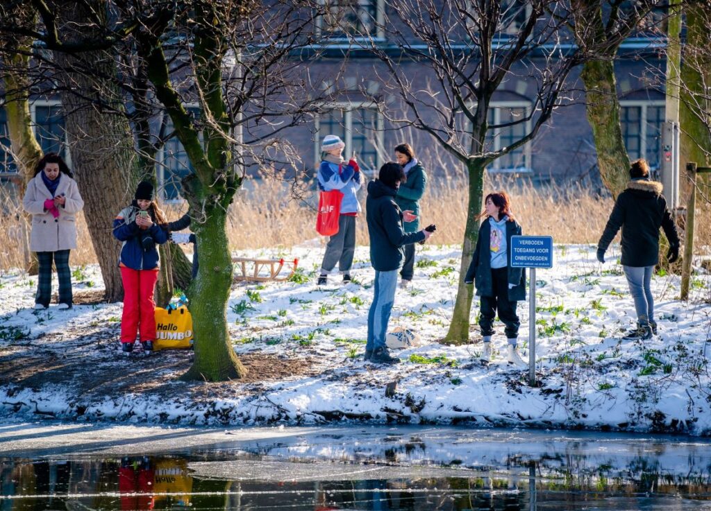 Weet je nog: vorig jaar was de Hofvijver bevroren, maar het ijs smolt ...