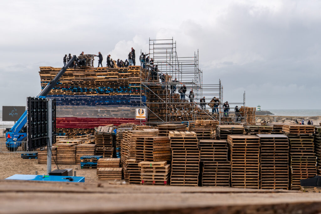 Foto's: zo ziet de opbouw van het vreugdevuur op Duindorp eruit ...