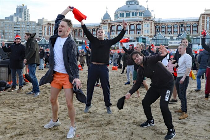 Fotoserie: dit was de Nieuwjaarsduik 2023 op Scheveningen - indebuurt ...