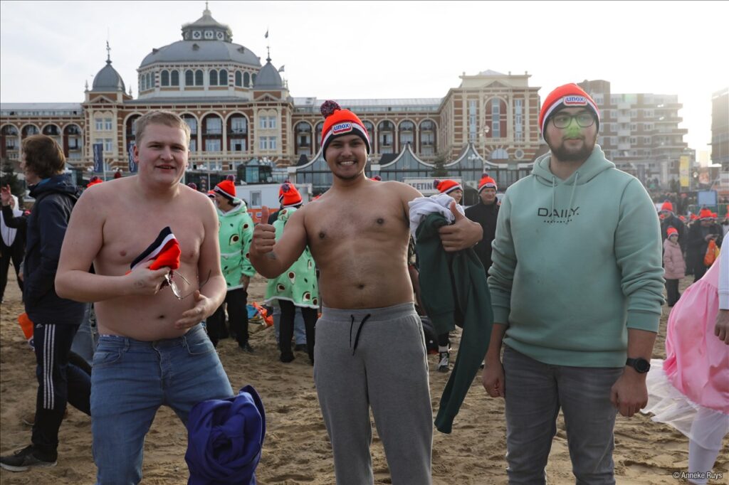 Fotoserie: dit was de Nieuwjaarsduik 2023 op Scheveningen - indebuurt ...