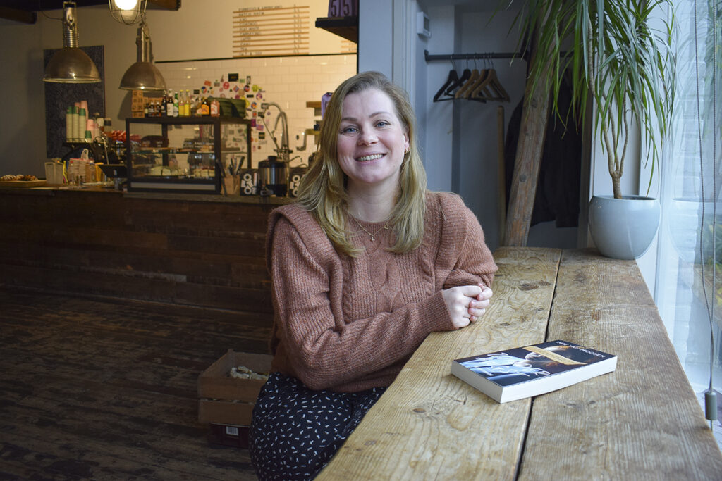 Inge schreef een Haagse thriller: 'Ik houd van een goede plot twist ...