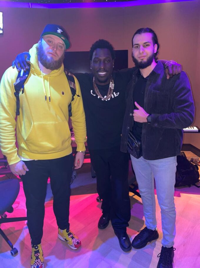 Deze gasten motiveren de jongeren in Duindorp: 'Rapper Frenna is zelfs ...