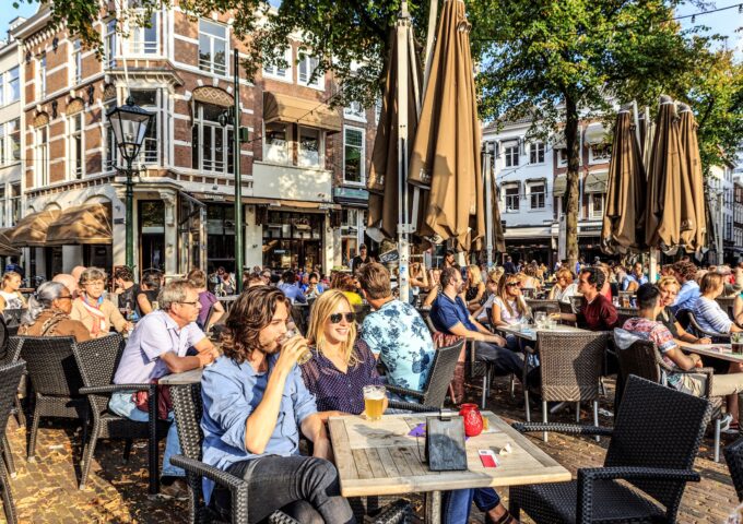 In deze Haagse wijken moet je binnenkort betalen voor een parkeerplek ...