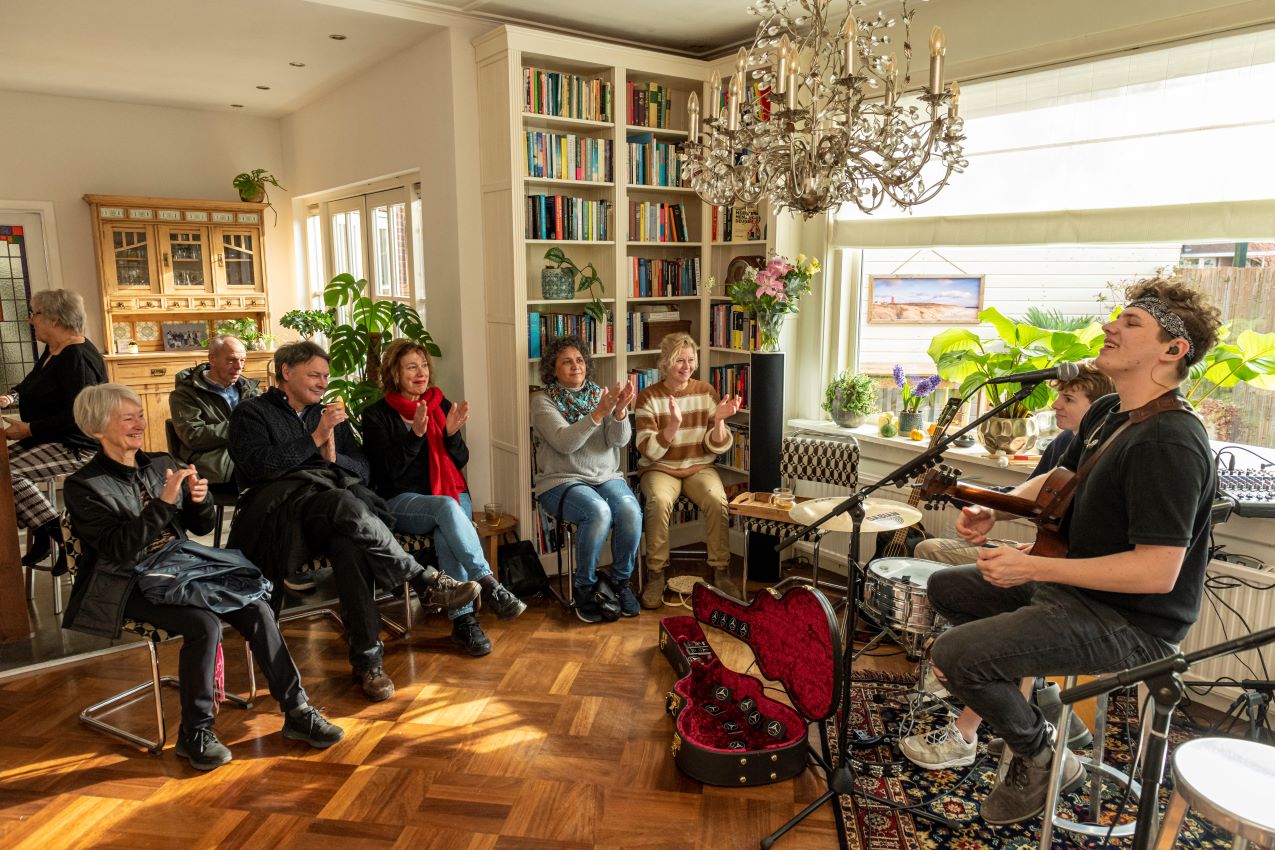 Een theater in je woonkamer? Meld je nu aan voor het Gluren bij de ...