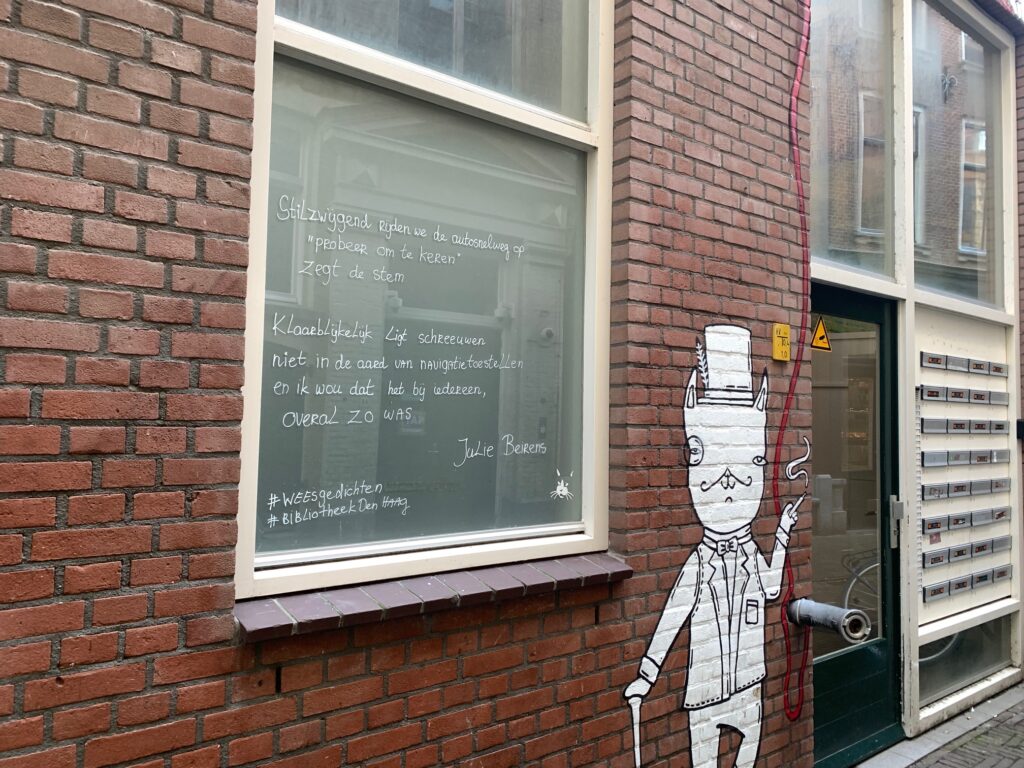 Heb jij ze al gezien? Dit is waarom je overal in Den Haag gedichten op ...