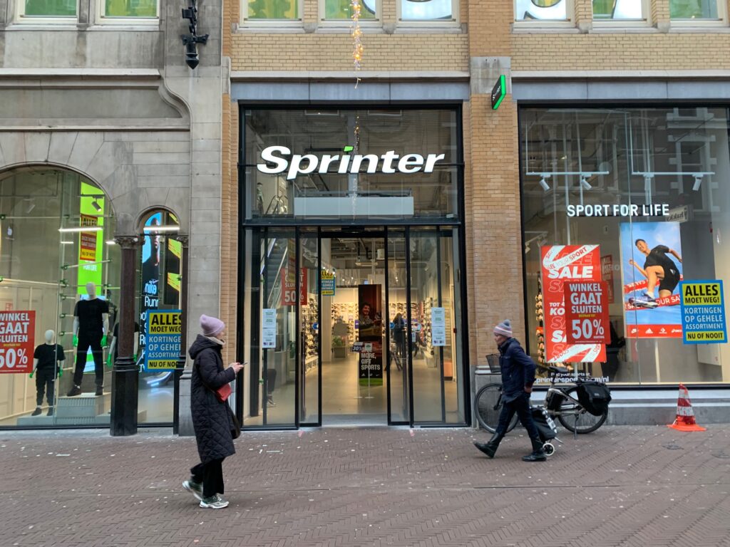 Sprinter in Den Haag gaat dicht en houdt opheffingsuitverkoop