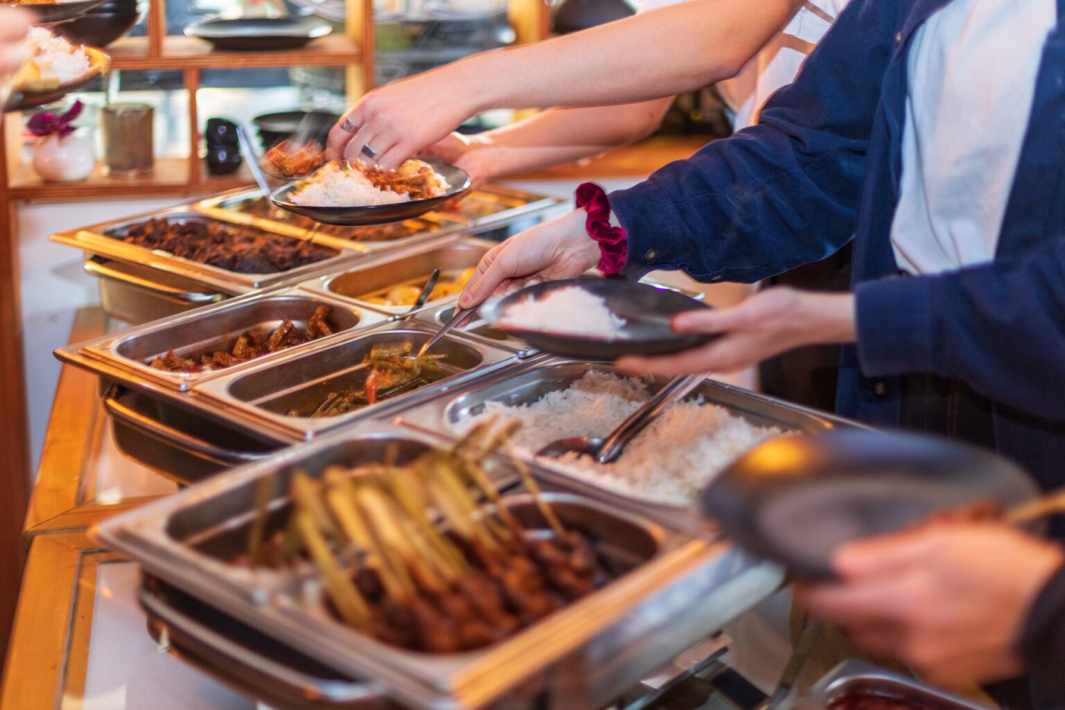 Elly en André runnen deze toko in Den Haag: 'Iedereen mag aanschuiven ...
