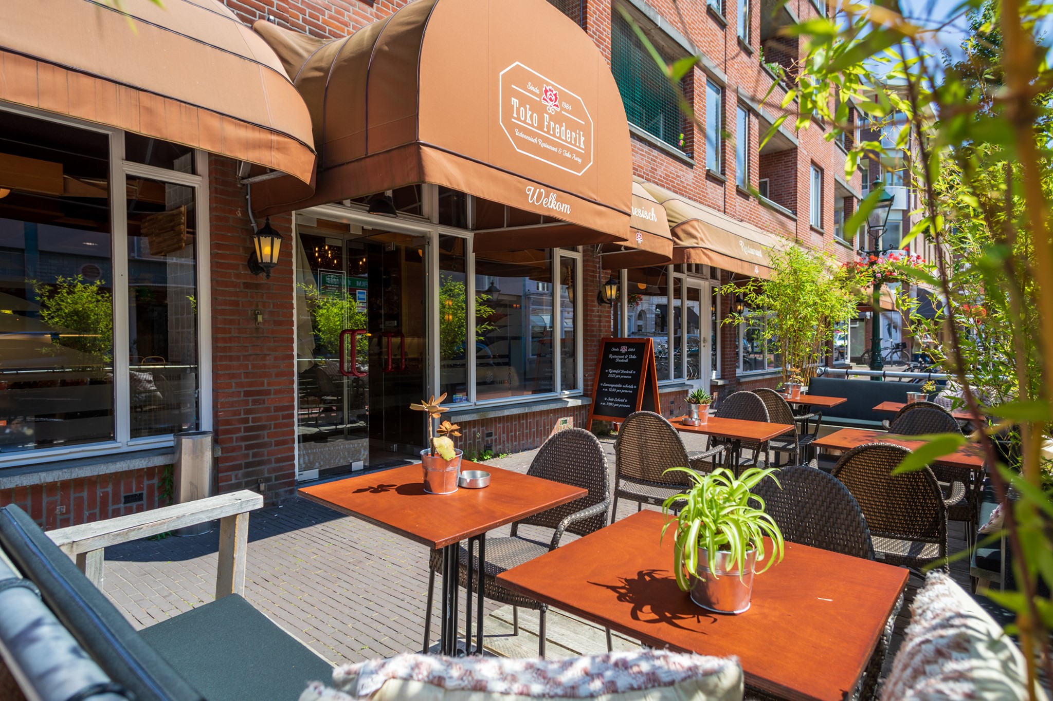 Elly en André runnen deze toko in Den Haag: 'Iedereen mag aanschuiven ...