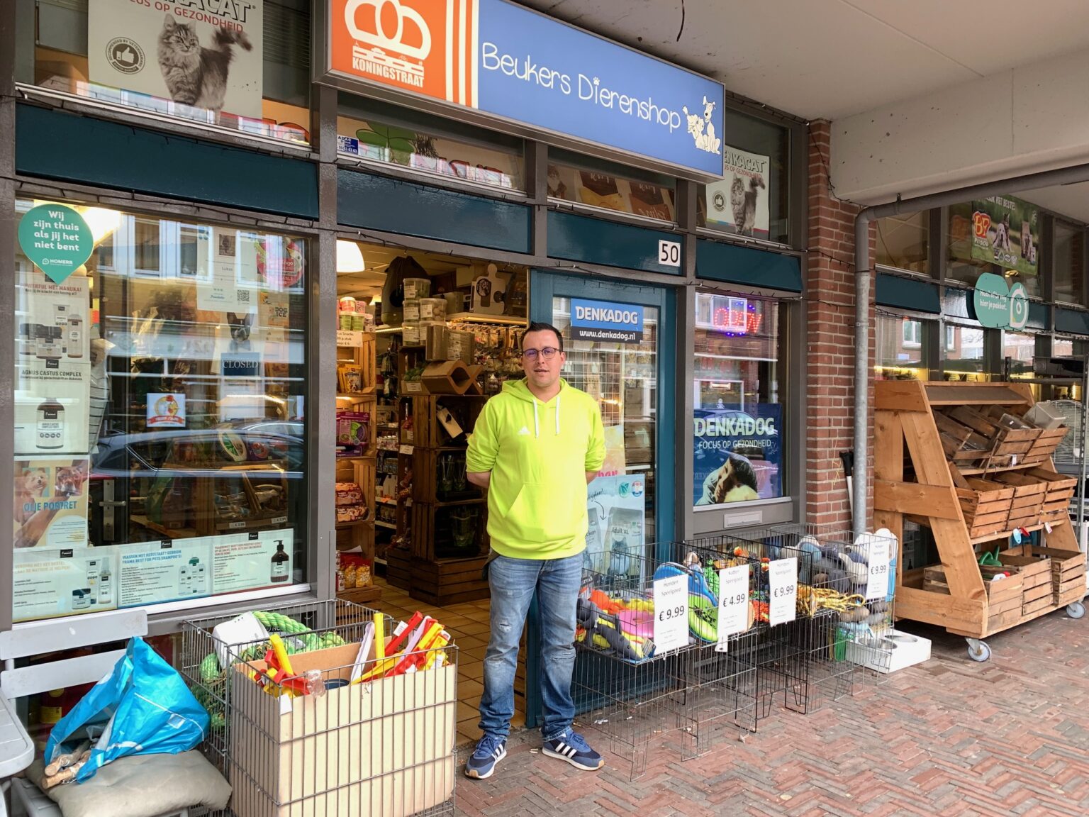 Wesley nam op zijn 18e Beukers Dierenshop over: 'Aan dieren heb je vaak ...