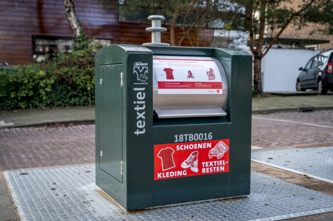 In deze ondergrondse container kun je textiel inleveren en dit gebeurt ...
