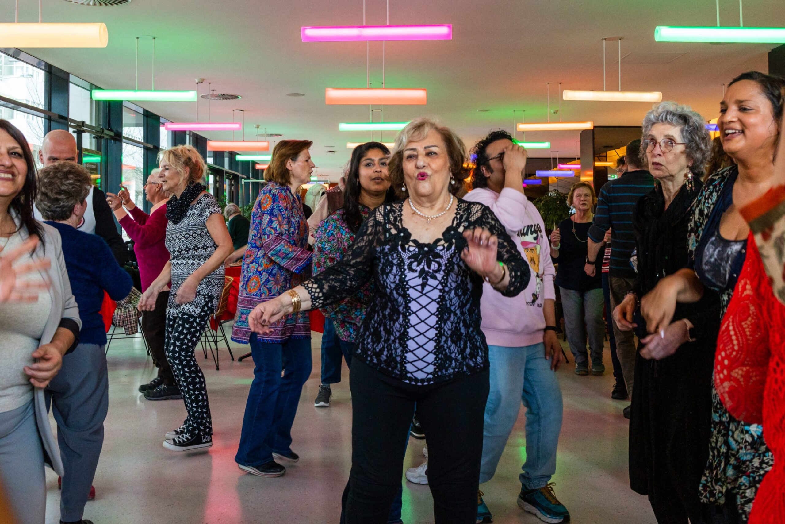 Gezellig! Kom dansen en socializen bij deze culturele hub in Den Haag ...