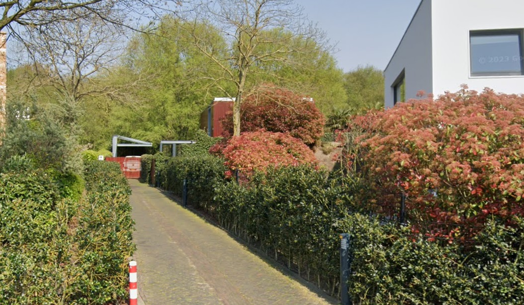 Zwembad, motor en een professionele sportschool: deze moderne villa ...