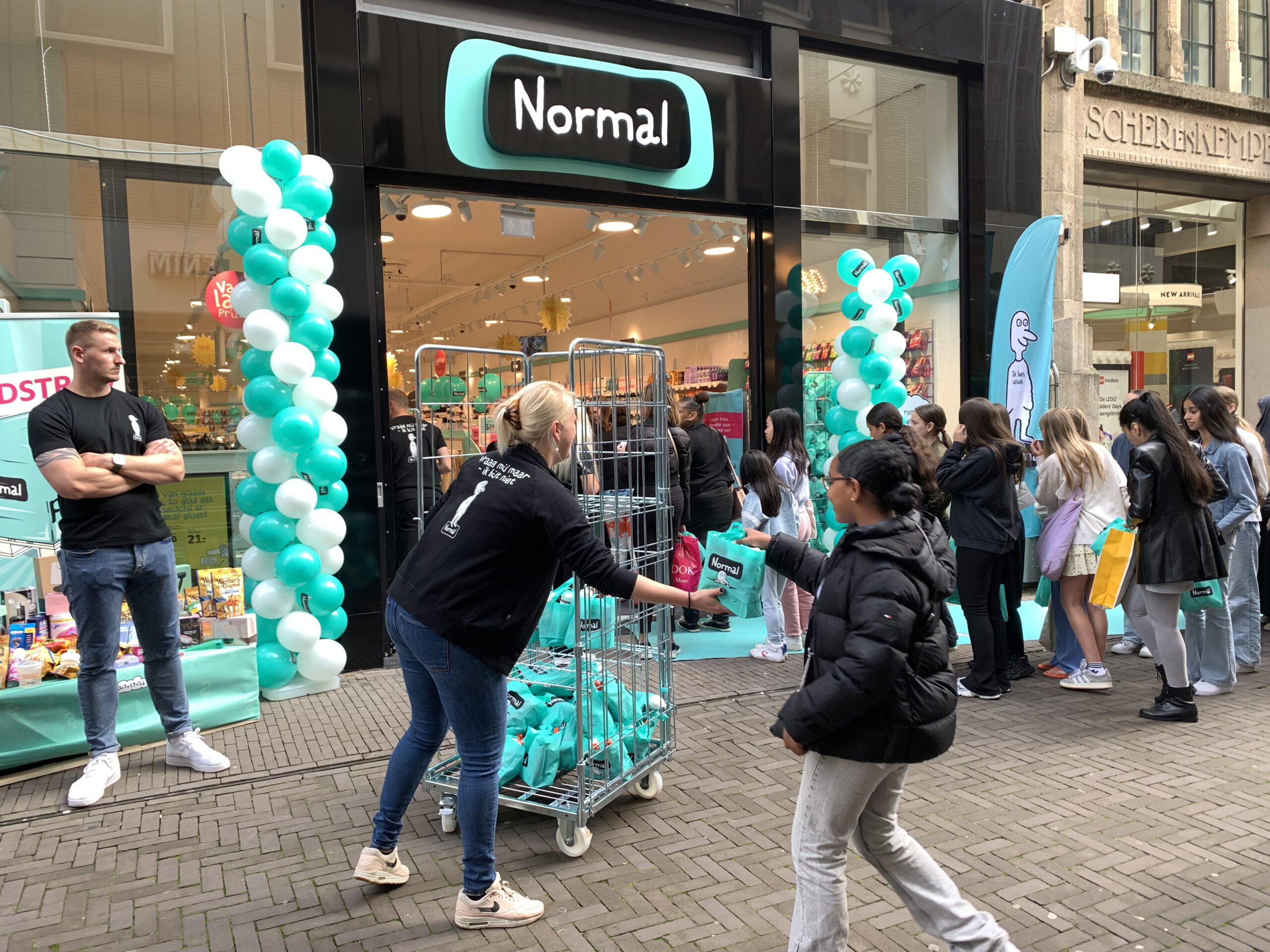 Lange rij en veel goodiebags: budgetwinkel Normal is open - indebuurt ...