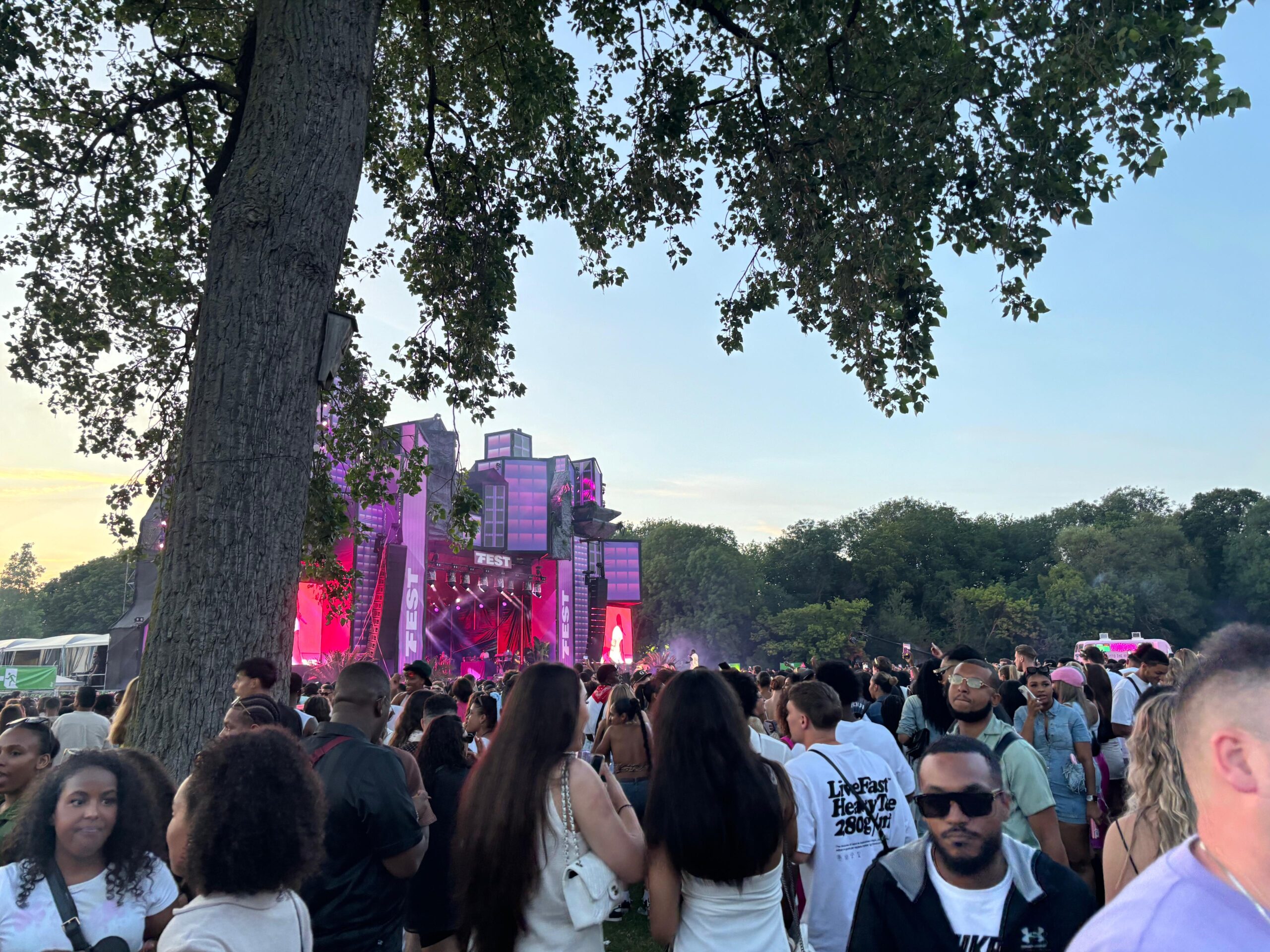 Spot alle pretty girls! Dit zijn de foto's van 7Fest in Den Haag