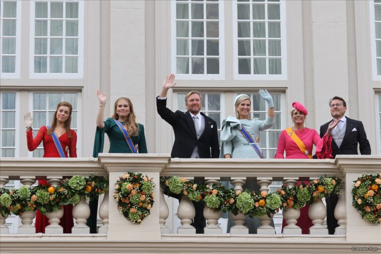 Fotoserie: zonnige Prinsjesdag met balkonscène en koetsenparade - indebuurt Den Haag
