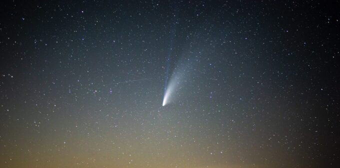 Dat je het weet: op deze dagen zie je boven Den Haag een unieke komeet ...
