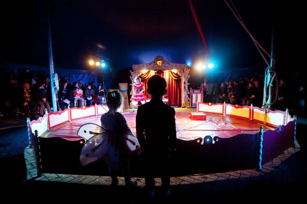 Hooggeëerd publiek, dit is wanneer er twee circussen tegelijk op het ...