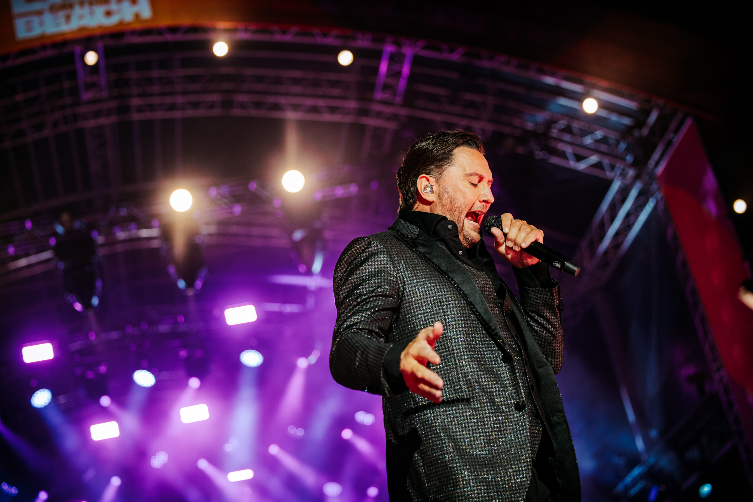 Met of zonder jou: Tino Martin geeft een concert op het strand van ...