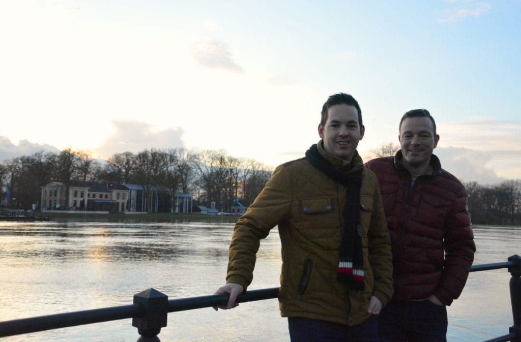 Jesper en Martin verlaten Deventer 10 keer per jaar om te reizen ...