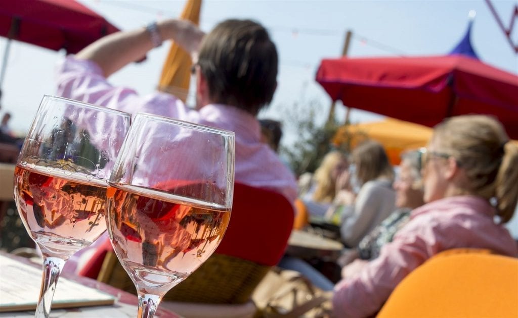 Na je werk een terrasje pakken? Op deze 6 plekken zit je in de zon - indebuurt Deventer