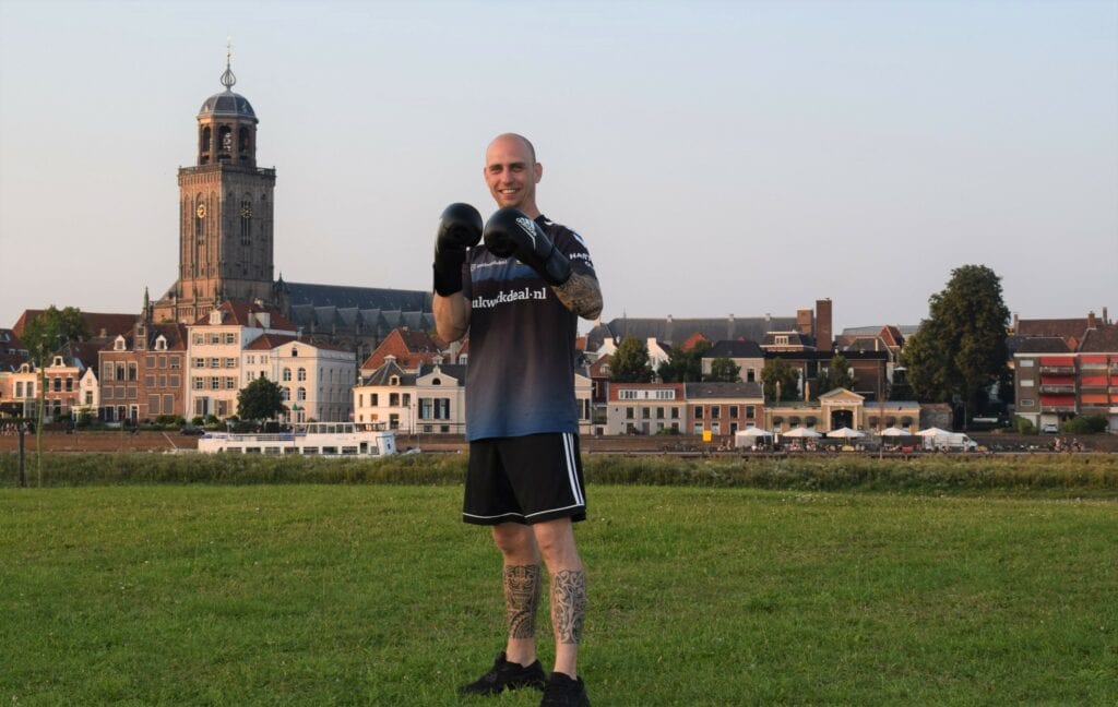 Jos Musch sport tegen Batten op het Stadsstrand - indebuurt Deventer