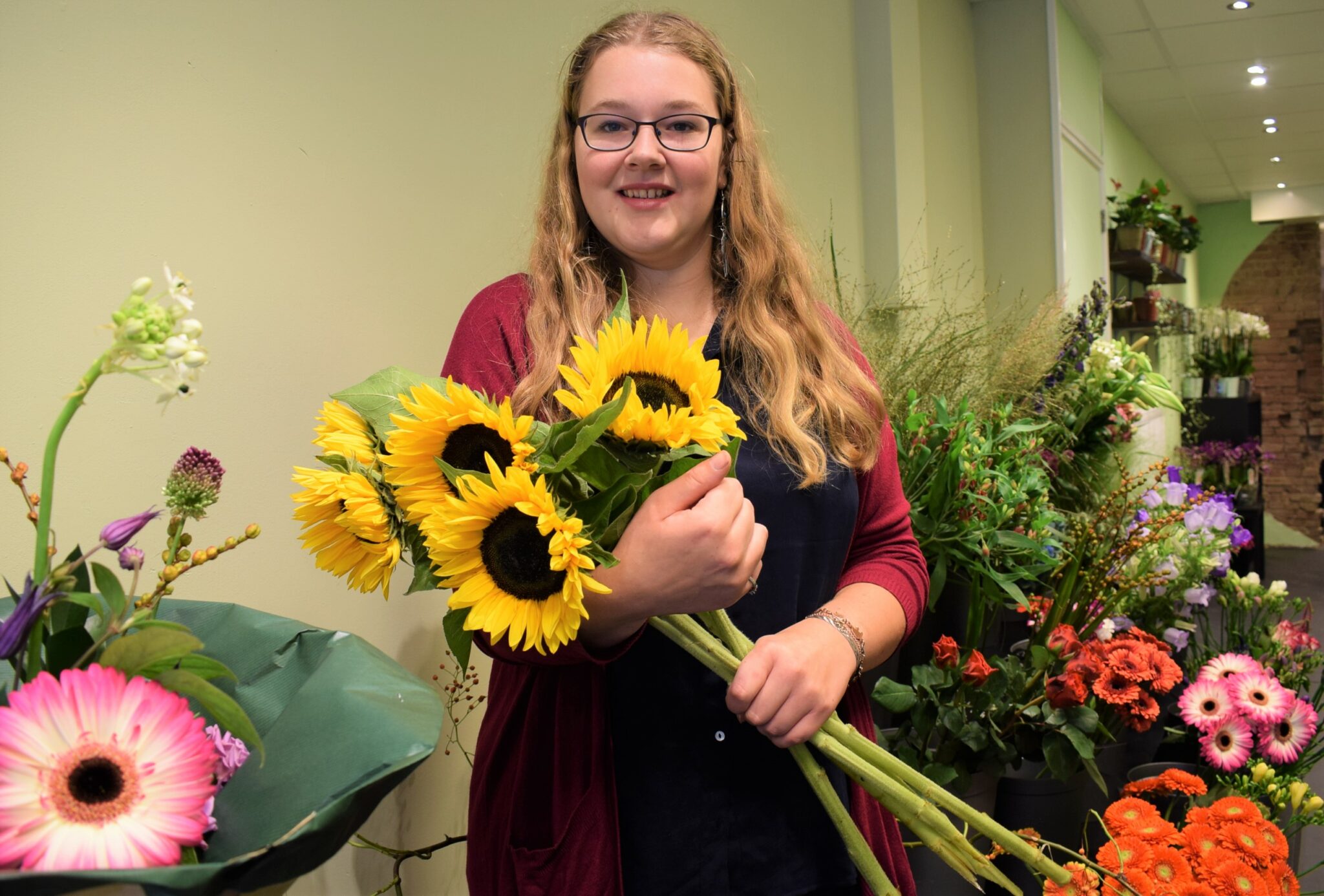 Susan zet bloemetjes buiten in de Walstraat: 'Iedereen met een vers ...