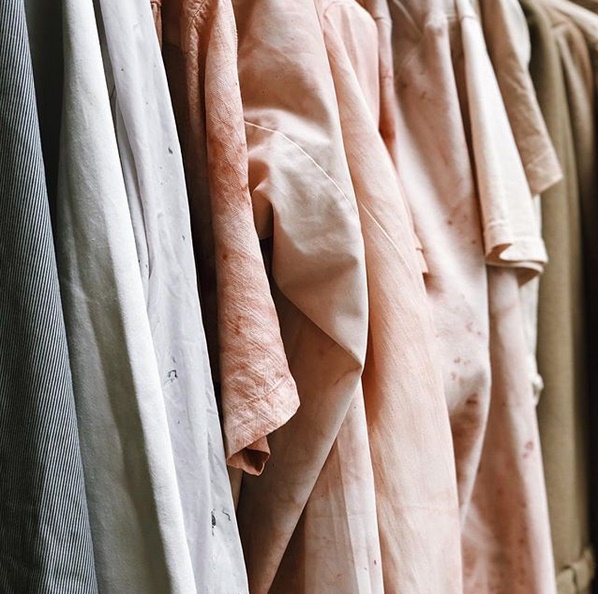 Normaal showt hij op Fashion Week, nu vind je zijn kleding gewoon bij ...