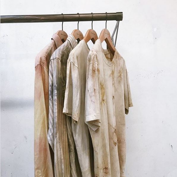 Normaal showt hij op Fashion Week, nu vind je zijn kleding gewoon bij ...