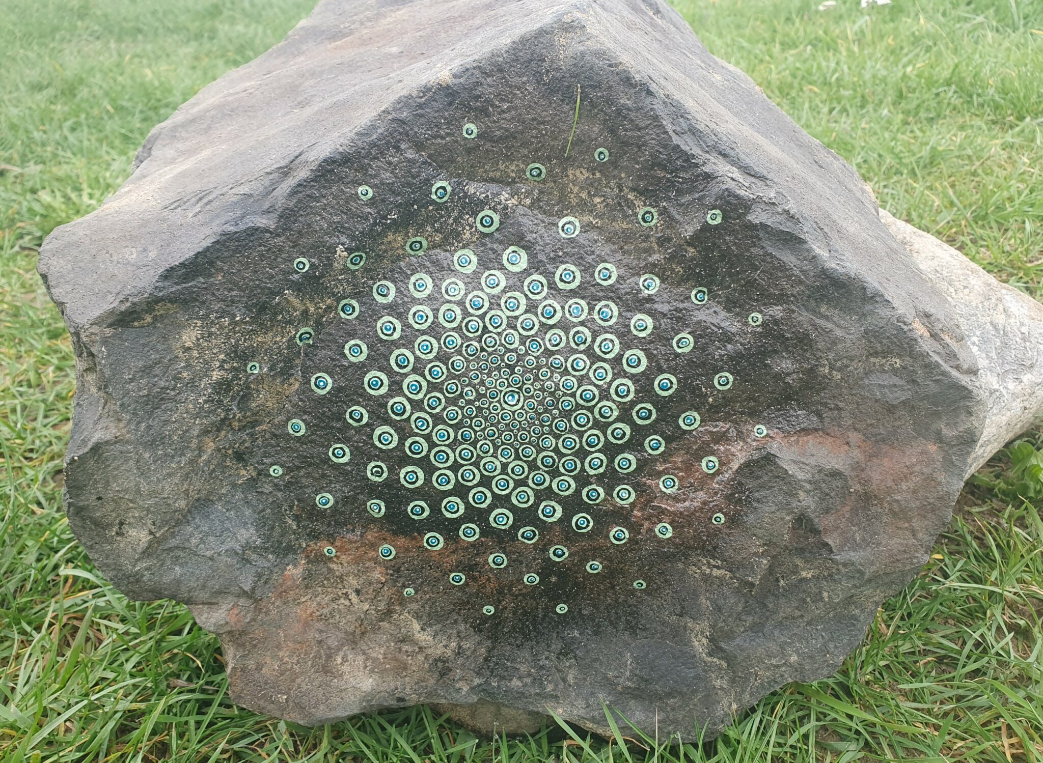 Mysterie onopgelost: wie versierde deze stenen op de oever van de ...