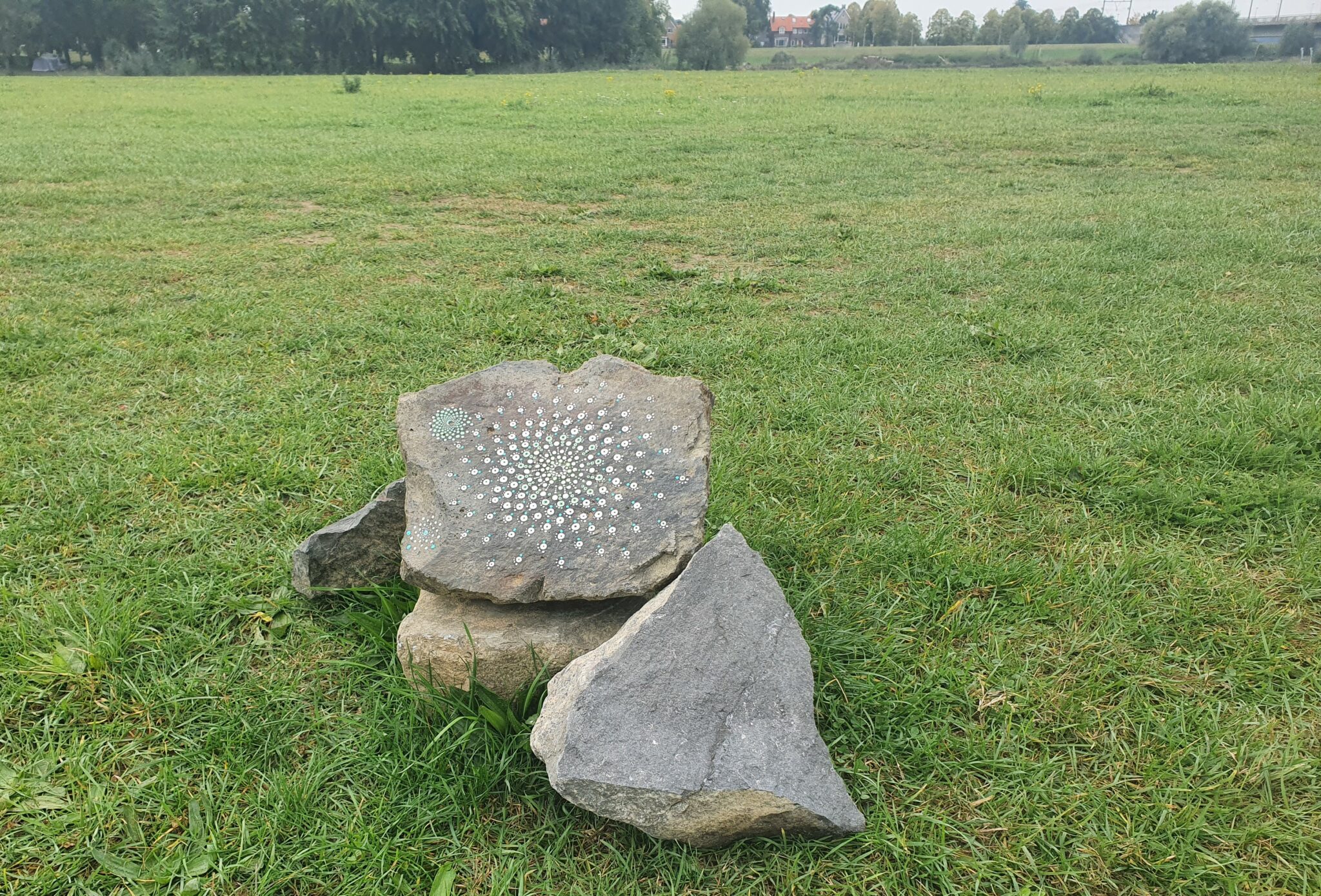 Mysterie onopgelost: wie versierde deze stenen op de oever van de ...