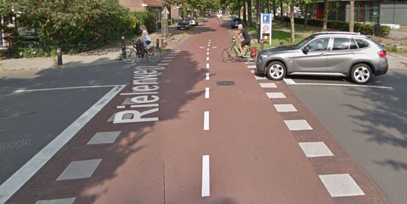 Mag dat? Met je auto fietsers inhalen op de fietsstraat in Deventer?