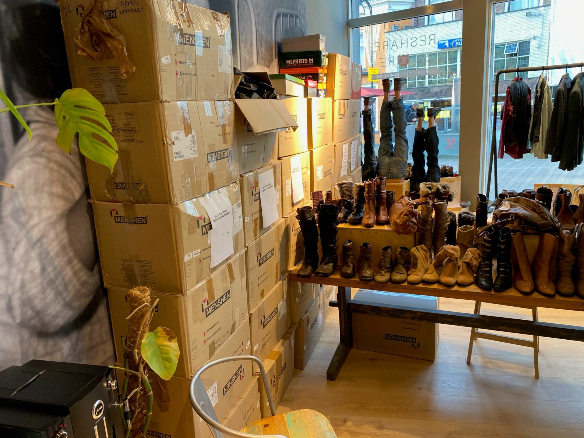 ReShare Store Deventer zamelt schoenen in voor daklozen en jij kunt ...