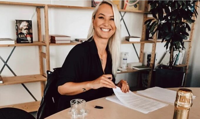 Deventerse Laura de Hoog houdt meet & greet: 'Daten is k*t' - indebuurt Deventer