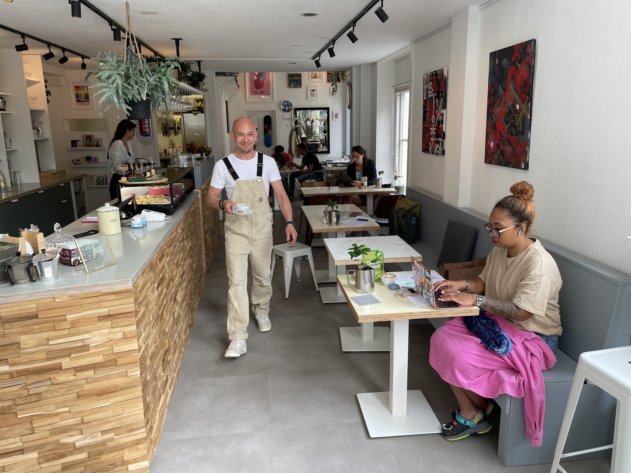 Sander opent espressobar in Deventer: 'Ik hoop dat deze plek een ...